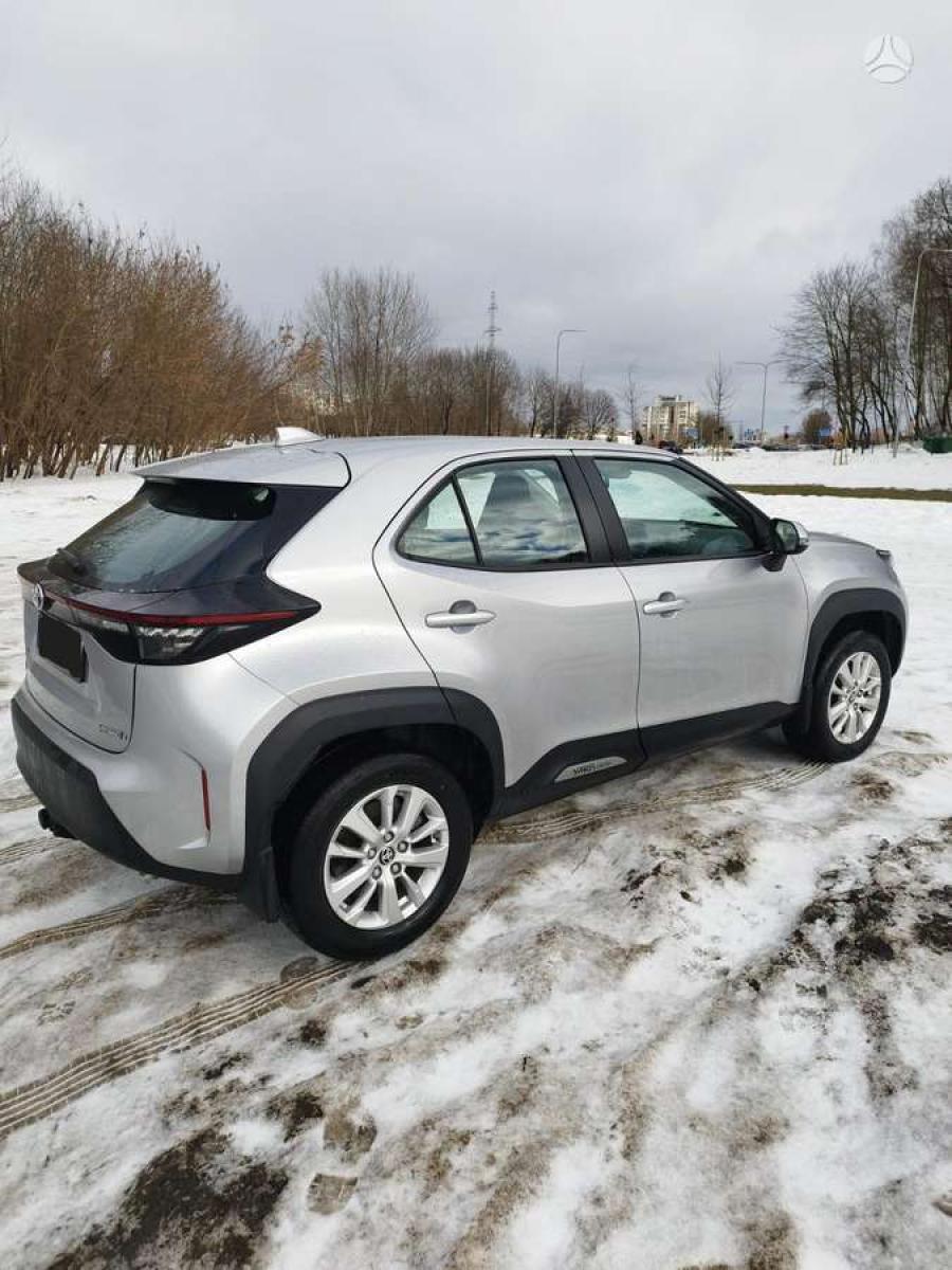 Grey Toyota Yaris Cross 2022 in Vilnius, with an engine capacity of 1.50 L and mileage of 23 thousand km for 20000 €, photo 4 on AUTOMOTO.COM.LV