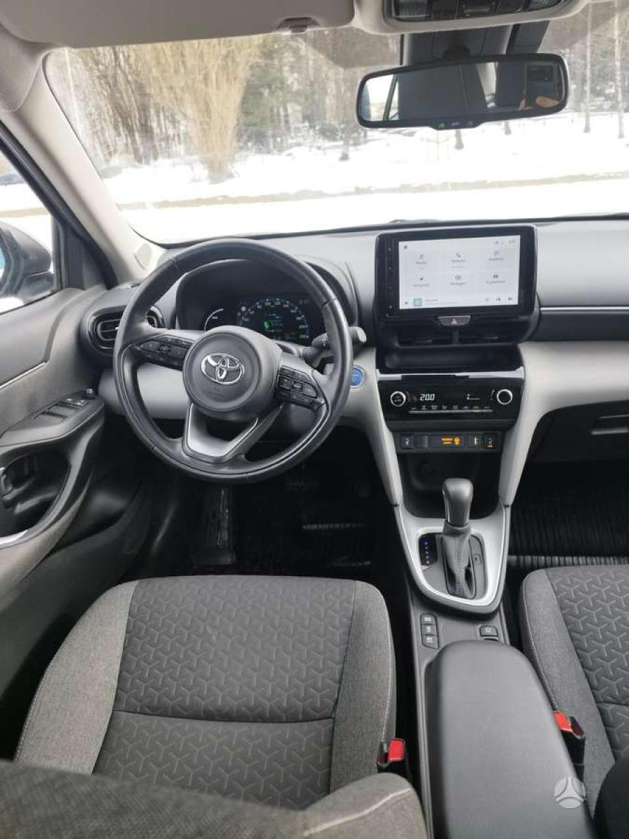 Grey Toyota Yaris Cross 2022 in Vilnius, with an engine capacity of 1.50 L and mileage of 23 thousand km for 20000 €, photo 8 on AUTOMOTO.COM.LV