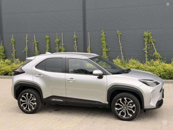 Pelēks Toyota Yaris Cross 2022 Viļņa, ar dzinēja tilpumu 1.49 L un nobraukumu 64 tūkst. km par 21450 €, foto 4 vietnē AUTOMOTO.COM.LV