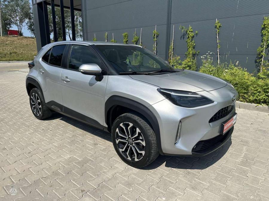 Grey Toyota Yaris Cross 2022 in Vilnius, with an engine capacity of 1.49 L and mileage of 99 thousand km for 20450 €, photo 3 on AUTOMOTO.COM.LV