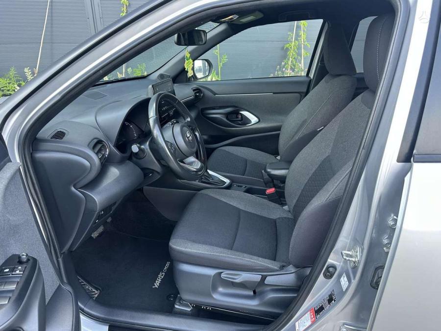 Grey Toyota Yaris Cross 2022 in Vilnius, with an engine capacity of 1.49 L and mileage of 99 thousand km for 20450 €, photo 17 on AUTOMOTO.COM.LV