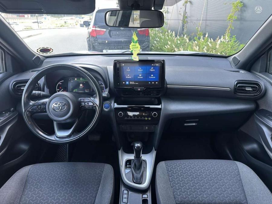 Grey Toyota Yaris Cross 2022 in Vilnius, with an engine capacity of 1.49 L and mileage of 99 thousand km for 20450 €, photo 31 on AUTOMOTO.COM.LV