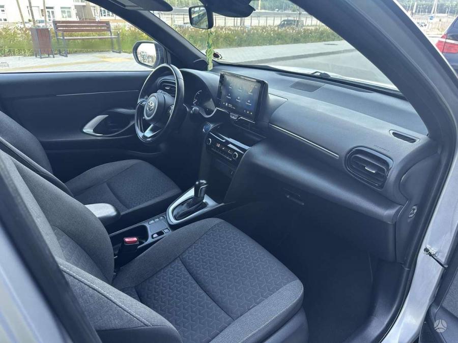 Grey Toyota Yaris Cross 2022 in Vilnius, with an engine capacity of 1.49 L and mileage of 99 thousand km for 20450 €, photo 34 on AUTOMOTO.COM.LV