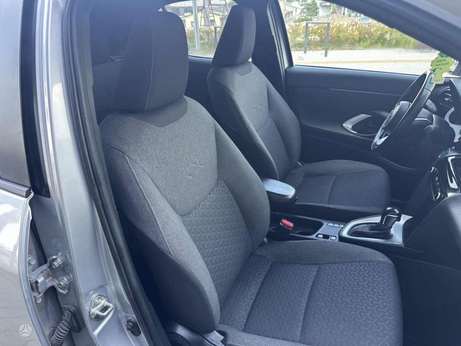 Grey Toyota Yaris Cross 2022 in Vilnius, with an engine capacity of 1.49 L and mileage of 99 thousand km for 20450 €, photo 35 on AUTOMOTO.COM.LV