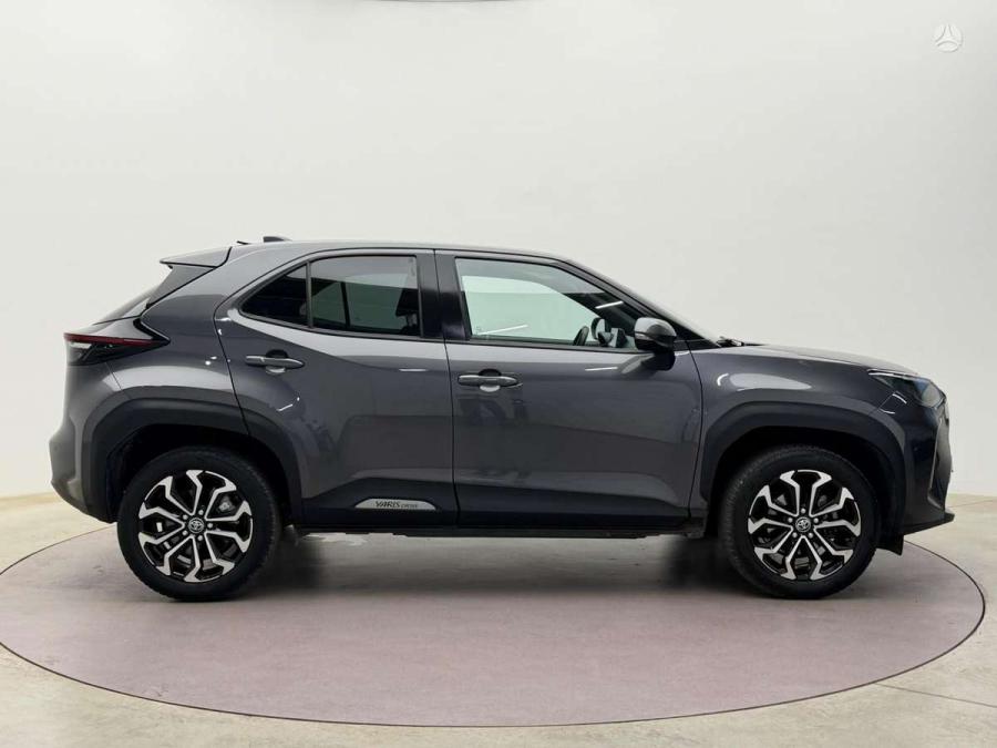 Pelēks Toyota Yaris Cross 2022 Panevēža, ar dzinēja tilpumu 1.49 L un nobraukumu 54 tūkst. km par 21990 €, foto 5 vietnē AUTOMOTO.COM.LV