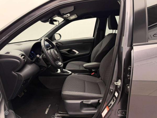 Pelēks Toyota Yaris Cross 2022 Panevēža, ar dzinēja tilpumu 1.49 L un nobraukumu 54 tūkst. km par 21990 €, foto 9 vietnē AUTOMOTO.COM.LV