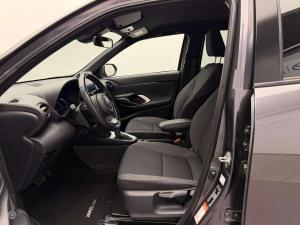 Pelēks Toyota Yaris Cross 2022 Panevēža, ar dzinēja tilpumu 1.49 L un nobraukumu 54 tūkst. km par 21990 €, foto 10 vietnē AUTOMOTO.COM.LV