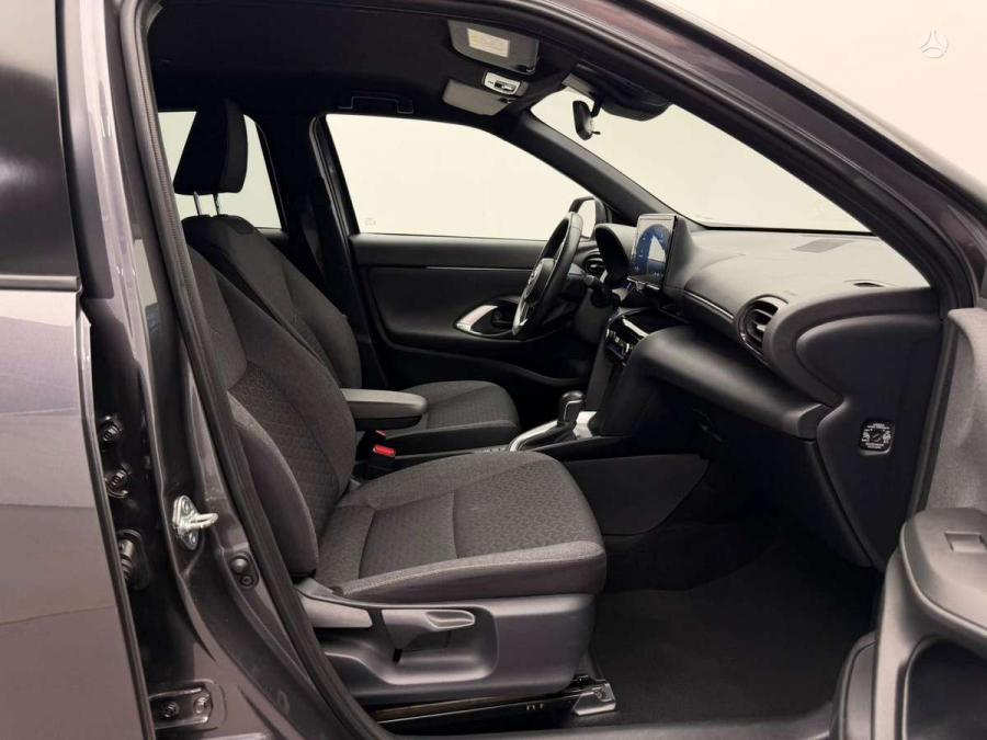 Pelēks Toyota Yaris Cross 2022 Panevēža, ar dzinēja tilpumu 1.49 L un nobraukumu 54 tūkst. km par 21990 €, foto 16 vietnē AUTOMOTO.COM.LV
