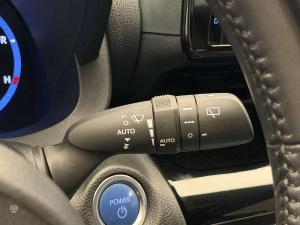Pelēks Toyota Yaris Cross 2022 Panevēža, ar dzinēja tilpumu 1.49 L un nobraukumu 54 tūkst. km par 21990 €, foto 24 vietnē AUTOMOTO.COM.LV