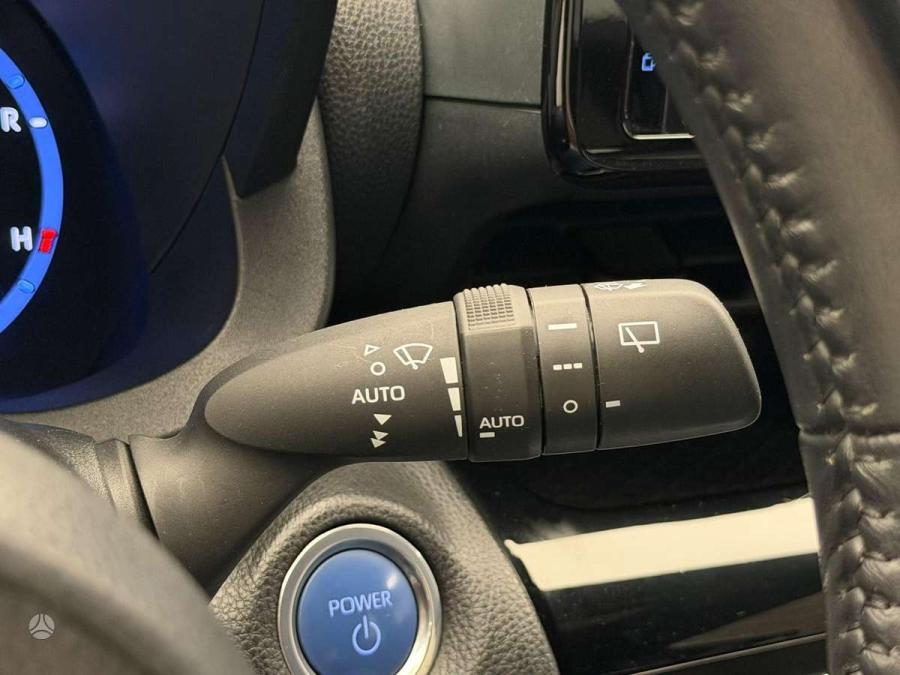 Pelēks Toyota Yaris Cross 2022 Panevēža, ar dzinēja tilpumu 1.49 L un nobraukumu 54 tūkst. km par 21990 €, foto 24 vietnē AUTOMOTO.COM.LV