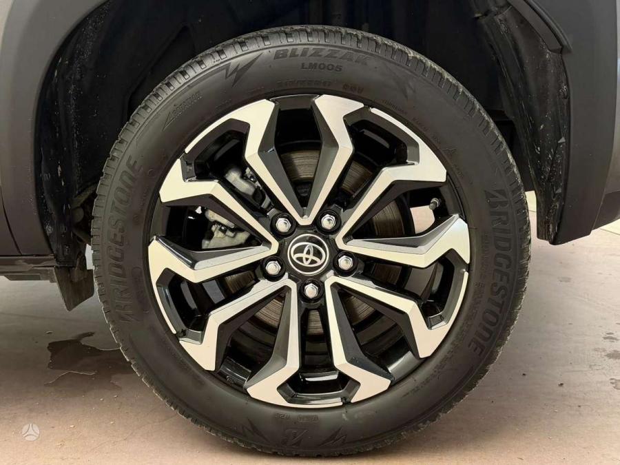Pelēks Toyota Yaris Cross 2022 Panevēža, ar dzinēja tilpumu 1.49 L un nobraukumu 54 tūkst. km par 21990 €, foto 40 vietnē AUTOMOTO.COM.LV