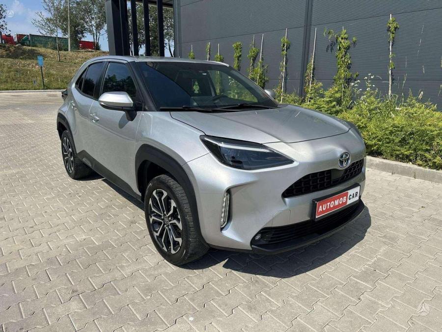 Pelēks Toyota Yaris Cross 2022 Viļņa, ar dzinēja tilpumu 1.49 L un nobraukumu 99 tūkst. km par 20950 €, foto 1 vietnē AUTOMOTO.COM.LV