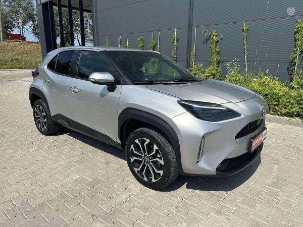 Серый Тойота Yaris Cross 2022 в Вильнюс, объемом двигателя 1.49 л и пробегом 99 тыс. км за 20950 €, фото 2 на AUTOMOTO.COM.LV
