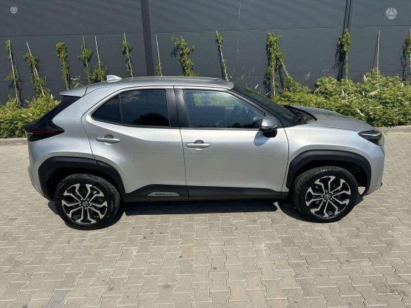 Серый Тойота Yaris Cross 2022 в Вильнюс, объемом двигателя 1.49 л и пробегом 99 тыс. км за 20950 €, фото 6 на AUTOMOTO.COM.LV