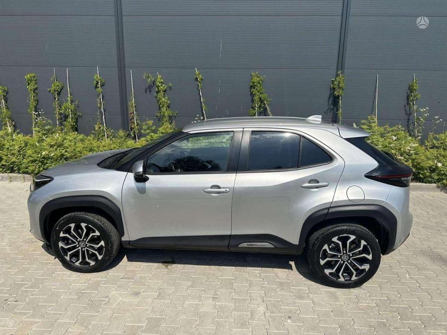 Pelēks Toyota Yaris Cross 2022 Viļņa, ar dzinēja tilpumu 1.49 L un nobraukumu 99 tūkst. km par 20950 €, foto 8 vietnē AUTOMOTO.COM.LV