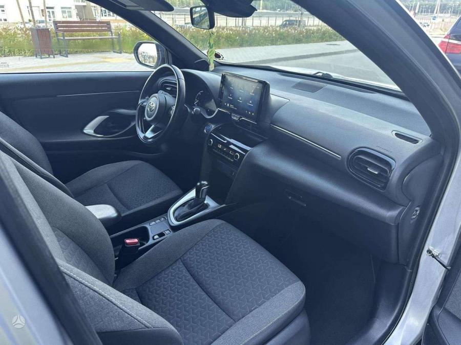 Pelēks Toyota Yaris Cross 2022 Viļņa, ar dzinēja tilpumu 1.49 L un nobraukumu 99 tūkst. km par 20950 €, foto 34 vietnē AUTOMOTO.COM.LV