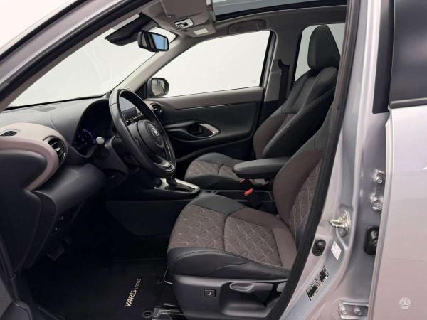 Pelēks Toyota Yaris Cross 2022 Panevēža, ar dzinēja tilpumu 1.49 L un nobraukumu 92 tūkst. km par 22990 €, foto 9 vietnē AUTOMOTO.COM.LV
