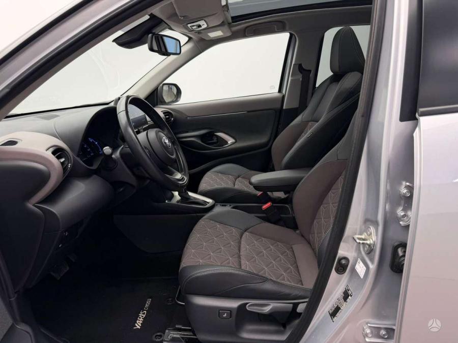 Pelēks Toyota Yaris Cross 2022 Panevēža, ar dzinēja tilpumu 1.49 L un nobraukumu 92 tūkst. km par 22990 €, foto 10 vietnē AUTOMOTO.COM.LV