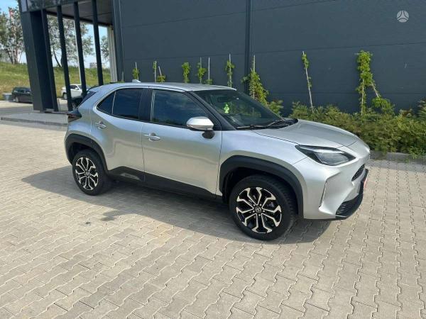 Серый Тойота Yaris Cross 2022 в Вильнюс, объемом двигателя 1.49 л и пробегом 99 тыс. км за 20950 €, фото 2 на AUTOMOTO.COM.LV