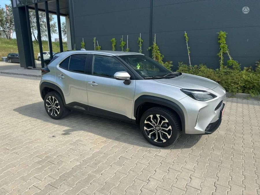 Pelēks Toyota Yaris Cross 2022 Viļņa, ar dzinēja tilpumu 1.49 L un nobraukumu 99 tūkst. km par 20950 €, foto 3 vietnē AUTOMOTO.COM.LV