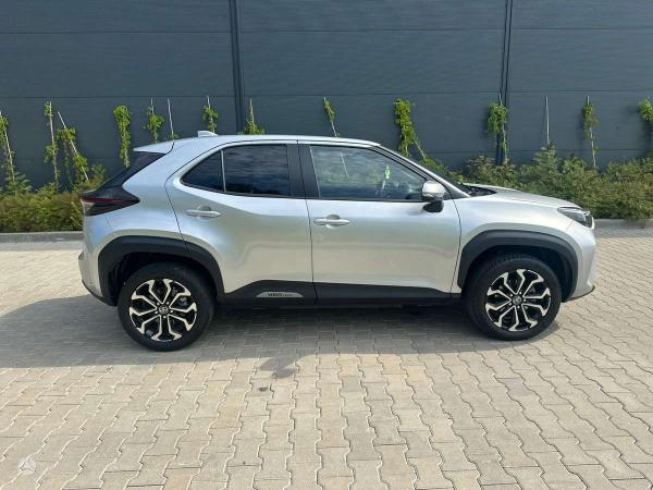 Серый Тойота Yaris Cross 2022 в Вильнюс, объемом двигателя 1.49 л и пробегом 99 тыс. км за 20950 €, фото 5 на AUTOMOTO.COM.LV