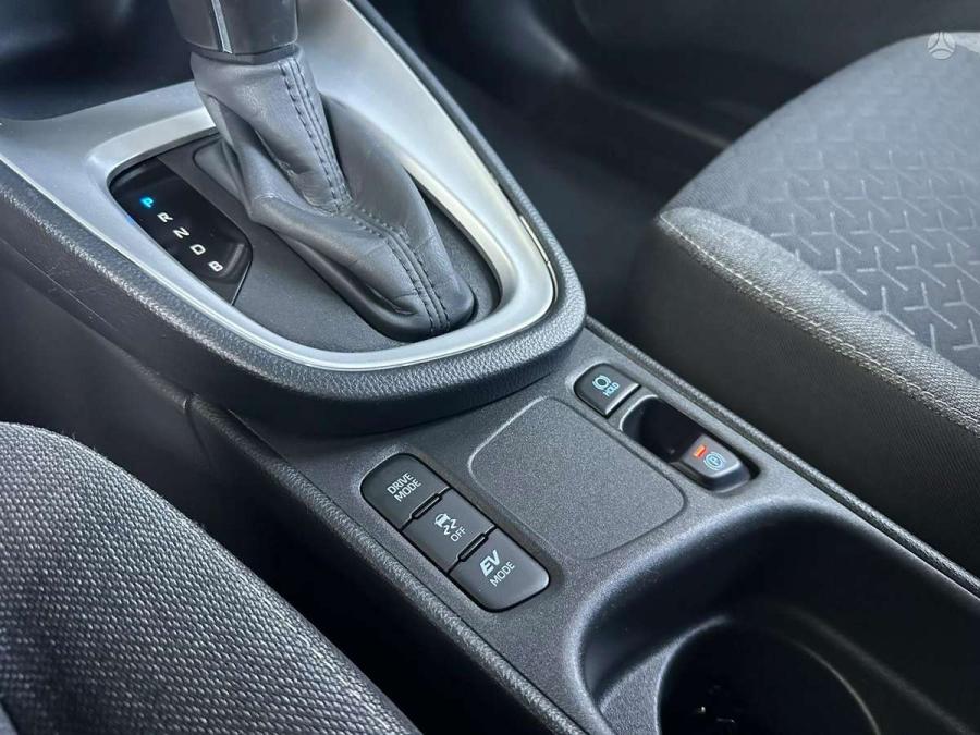 Pelēks Toyota Yaris Cross 2022 Viļņa, ar dzinēja tilpumu 1.49 L un nobraukumu 99 tūkst. km par 20950 €, foto 24 vietnē AUTOMOTO.COM.LV