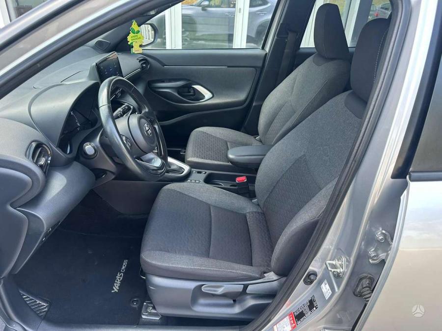 Pelēks Toyota Yaris Cross 2022 Viļņa, ar dzinēja tilpumu 1.49 L un nobraukumu 99 tūkst. km par 20950 €, foto 31 vietnē AUTOMOTO.COM.LV