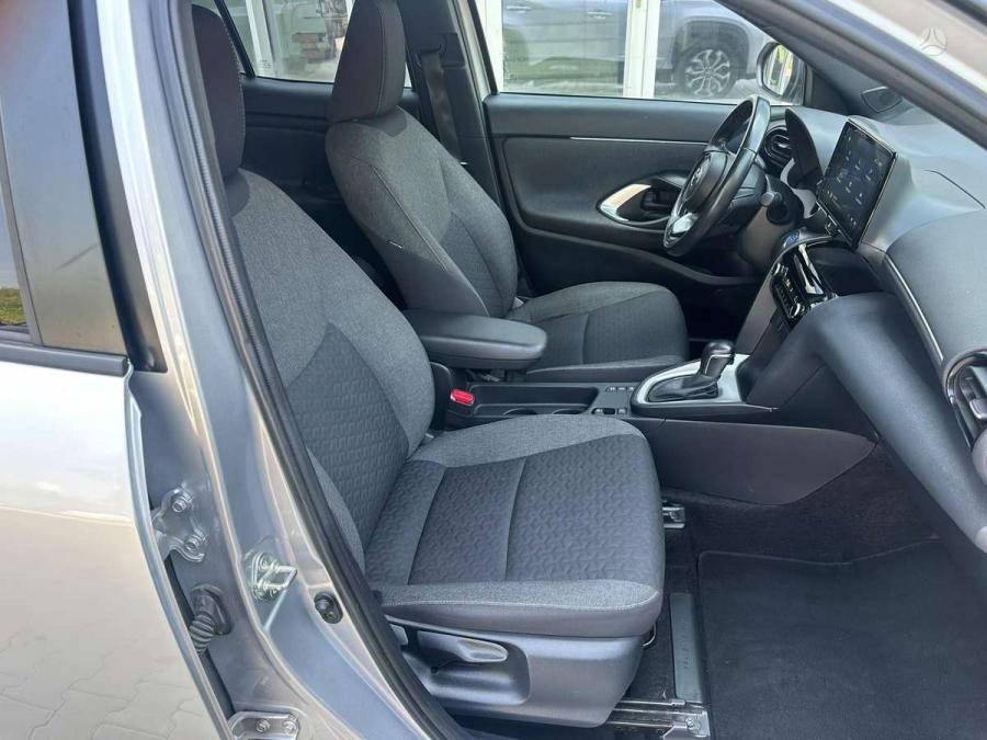 Pelēks Toyota Yaris Cross 2022 Viļņa, ar dzinēja tilpumu 1.49 L un nobraukumu 99 tūkst. km par 20950 €, foto 32 vietnē AUTOMOTO.COM.LV