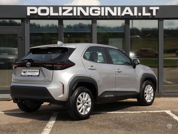 Grey Toyota Yaris Cross 2022 in Vilnius, with an engine capacity of 1.49 L and mileage of 23 thousand km for 20900 €, photo 4 on AUTOMOTO.COM.LV