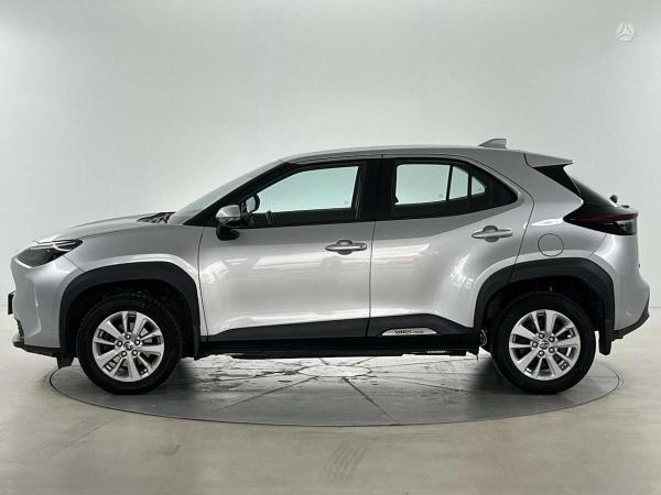Grey Toyota Yaris Cross 2022 in Vilnius, with an engine capacity of 1.49 L and mileage of 94 thousand km for 17900 €, photo 3 on AUTOMOTO.COM.LV