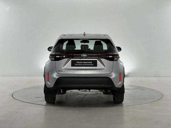 Grey Toyota Yaris Cross 2022 in Vilnius, with an engine capacity of 1.49 L and mileage of 94 thousand km for 17900 €, photo 4 on AUTOMOTO.COM.LV