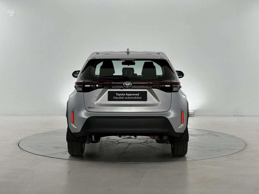 Серый Тойота Yaris Cross 2022 в Вильнюс, объемом двигателя 1.49 л и пробегом 94 тыс. км за 17900 €, фото 5 на AUTOMOTO.COM.LV