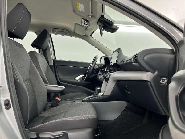Grey Toyota Yaris Cross 2022 in Vilnius, with an engine capacity of 1.49 L and mileage of 94 thousand km for 17900 €, photo 6 on AUTOMOTO.COM.LV