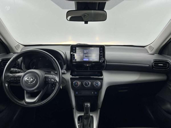 Grey Toyota Yaris Cross 2022 in Vilnius, with an engine capacity of 1.49 L and mileage of 94 thousand km for 17900 €, photo 8 on AUTOMOTO.COM.LV