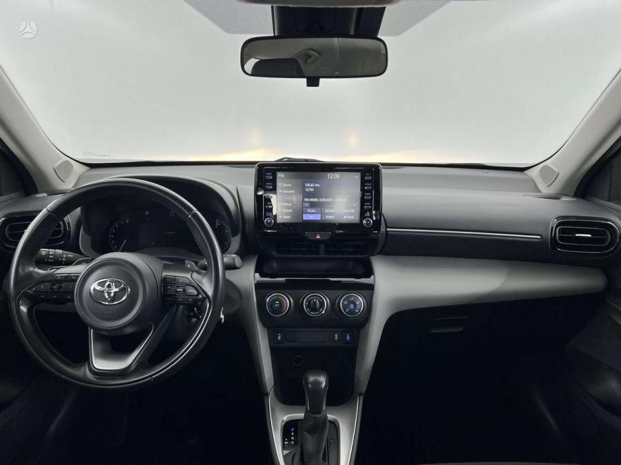 Серый Тойота Yaris Cross 2022 в Вильнюс, объемом двигателя 1.49 л и пробегом 94 тыс. км за 17900 €, фото 9 на AUTOMOTO.COM.LV