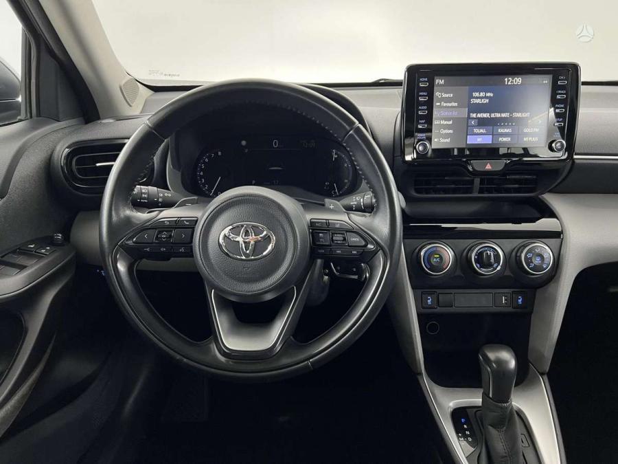 Серый Тойота Yaris Cross 2022 в Вильнюс, объемом двигателя 1.49 л и пробегом 94 тыс. км за 17900 €, фото 10 на AUTOMOTO.COM.LV
