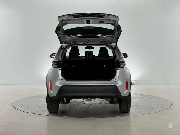 Grey Toyota Yaris Cross 2022 in Vilnius, with an engine capacity of 1.49 L and mileage of 94 thousand km for 17900 €, photo 10 on AUTOMOTO.COM.LV