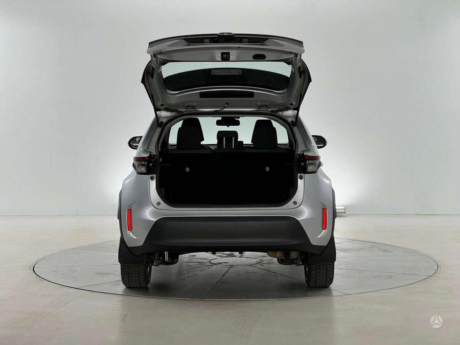 Серый Тойота Yaris Cross 2022 в Вильнюс, объемом двигателя 1.49 л и пробегом 94 тыс. км за 17900 €, фото 11 на AUTOMOTO.COM.LV