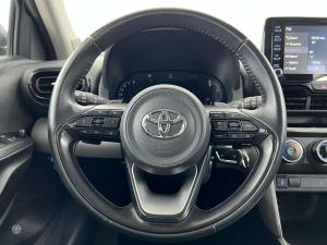 Серый Тойота Yaris Cross 2022 в Вильнюс, объемом двигателя 1.49 л и пробегом 94 тыс. км за 17900 €, фото 13 на AUTOMOTO.COM.LV