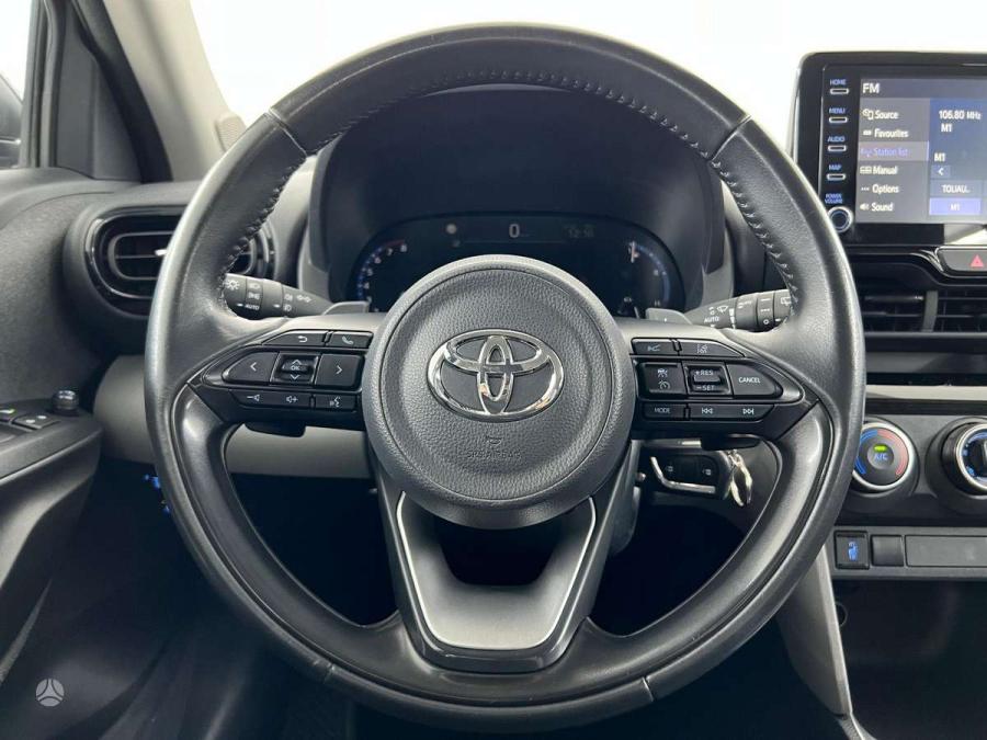 Серый Тойота Yaris Cross 2022 в Вильнюс, объемом двигателя 1.49 л и пробегом 94 тыс. км за 17900 €, фото 13 на AUTOMOTO.COM.LV