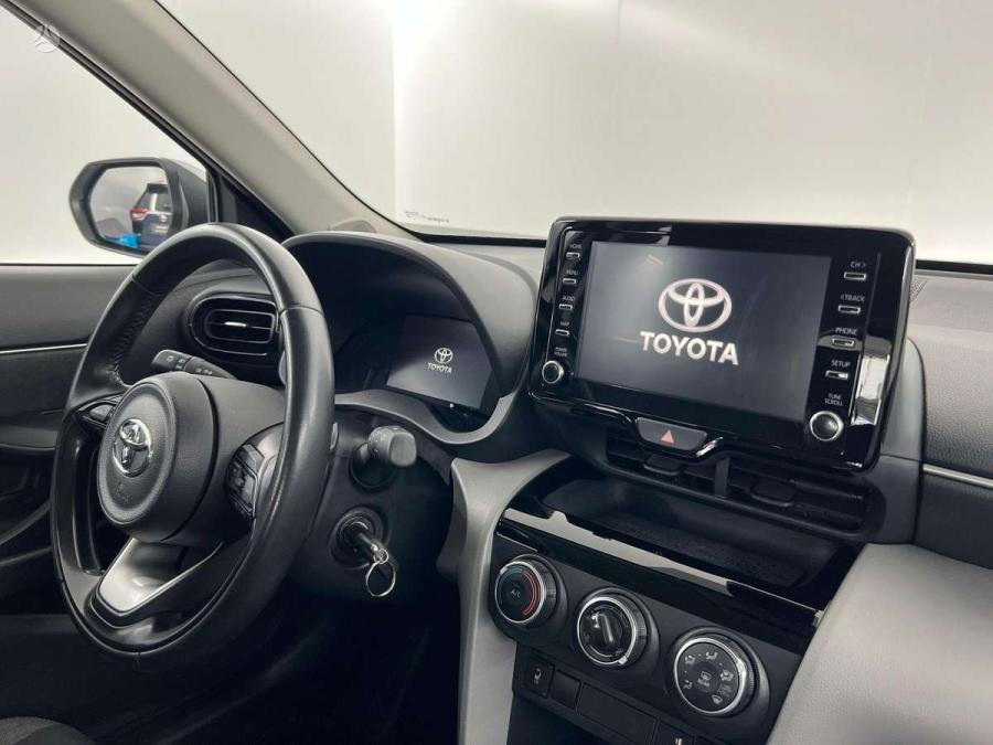 Серый Тойота Yaris Cross 2022 в Вильнюс, объемом двигателя 1.49 л и пробегом 94 тыс. км за 17900 €, фото 15 на AUTOMOTO.COM.LV