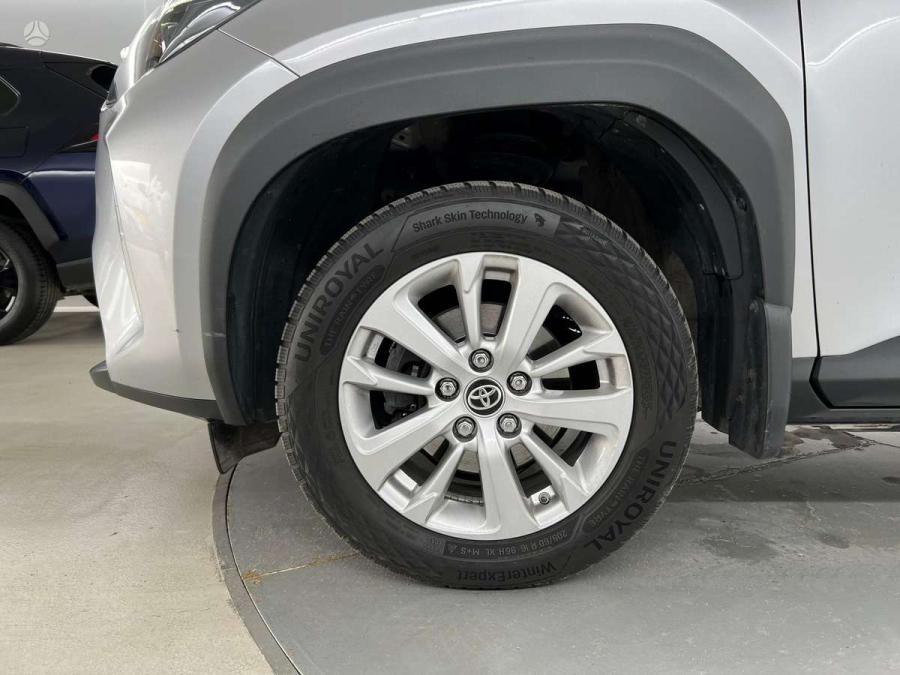 Серый Тойота Yaris Cross 2022 в Вильнюс, объемом двигателя 1.49 л и пробегом 94 тыс. км за 17900 €, фото 16 на AUTOMOTO.COM.LV
