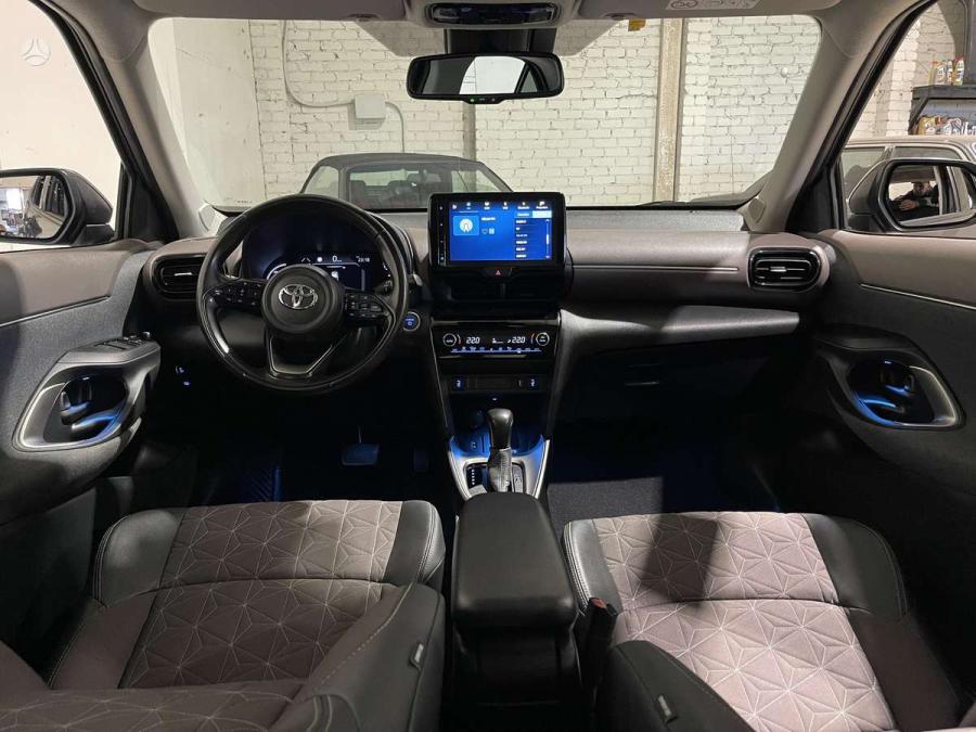 Pelēks Toyota Yaris Cross 2022 Klaipėda, ar dzinēja tilpumu 1.49 L un nobraukumu 112 tūkst. km par 19999 €, foto 4 vietnē AUTOMOTO.COM.LV