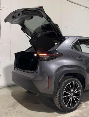 Pelēks Toyota Yaris Cross 2022 Klaipėda, ar dzinēja tilpumu 1.49 L un nobraukumu 112 tūkst. km par 19999 €, foto 18 vietnē AUTOMOTO.COM.LV
