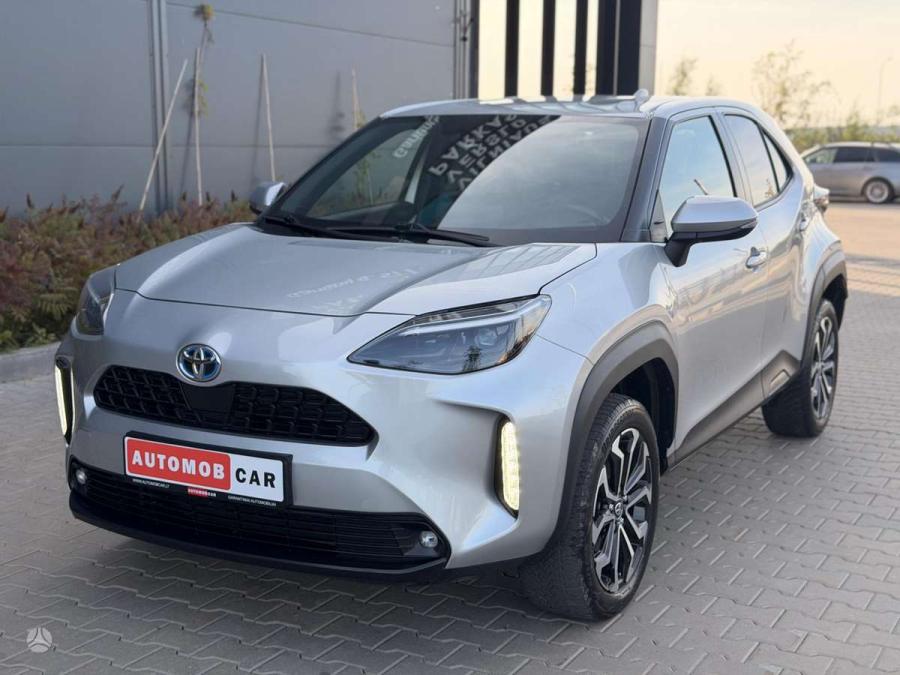 Pelēks Toyota Yaris Cross 2022 Viļņa, ar dzinēja tilpumu 1.49 L un nobraukumu 99 tūkst. km par 20950 €, foto 1 vietnē AUTOMOTO.COM.LV