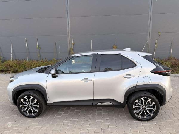 Pelēks Toyota Yaris Cross 2022 Viļņa, ar dzinēja tilpumu 1.49 L un nobraukumu 99 tūkst. km par 20950 €, foto 8 vietnē AUTOMOTO.COM.LV