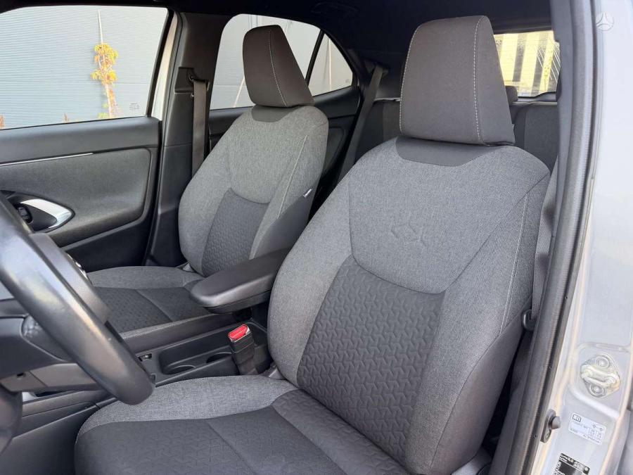 Pelēks Toyota Yaris Cross 2022 Viļņa, ar dzinēja tilpumu 1.49 L un nobraukumu 99 tūkst. km par 20950 €, foto 13 vietnē AUTOMOTO.COM.LV