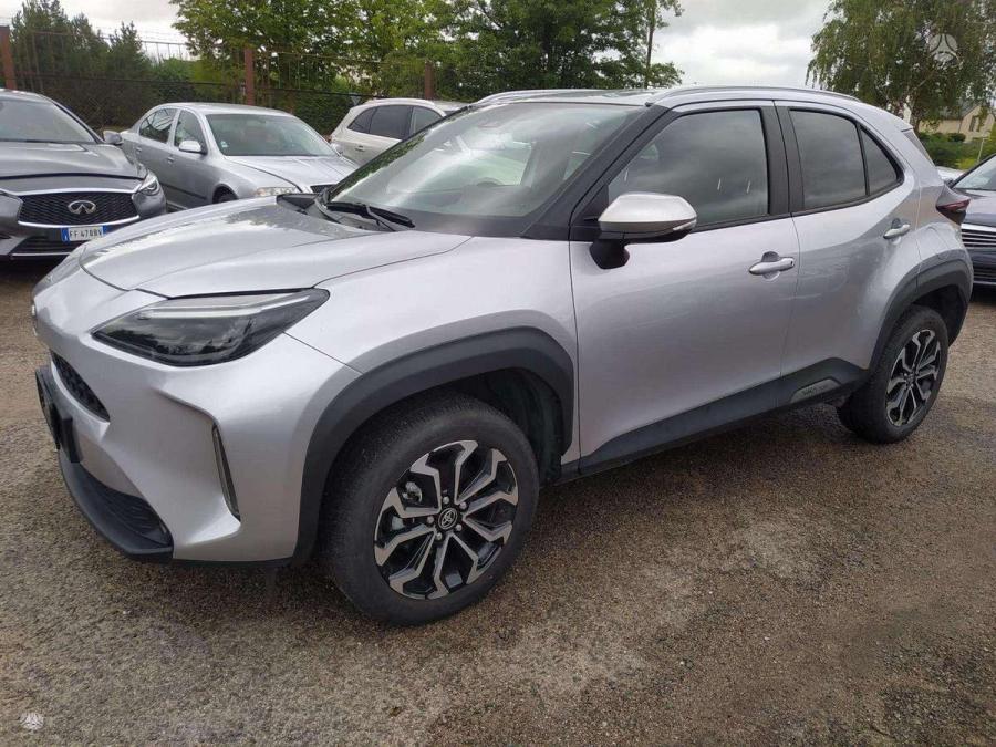 Grey Toyota Yaris Cross 2022 in Panevezys, with an engine capacity of 1.49 L and mileage of 10 thousand km for 19300 €, photo 1 on AUTOMOTO.COM.LV