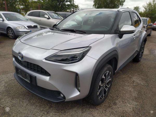 Grey Toyota Yaris Cross 2022 in Panevezys, with an engine capacity of 1.49 L and mileage of 10 thousand km for 19300 €, photo 3 on AUTOMOTO.COM.LV