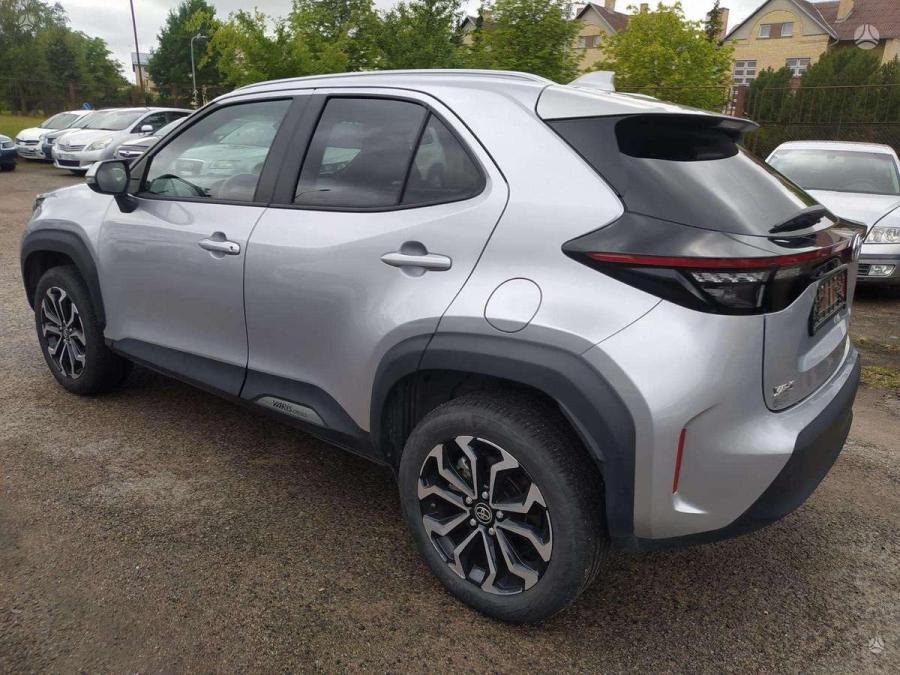 Grey Toyota Yaris Cross 2022 in Panevezys, with an engine capacity of 1.49 L and mileage of 10 thousand km for 19300 €, photo 9 on AUTOMOTO.COM.LV